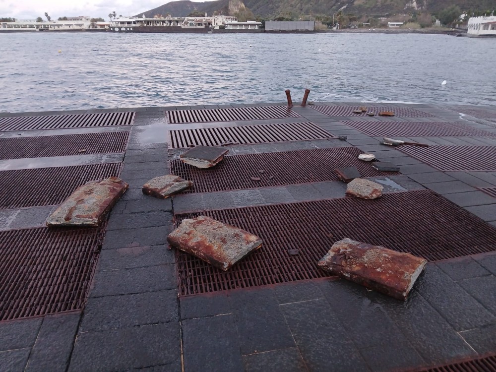 Vulcano, dopo la mareggiata nuovi danni anche nel pontile di ponente ...