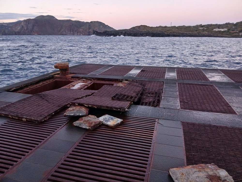 Vulcano, dopo la mareggiata nuovi danni anche nel pontile di ponente ...