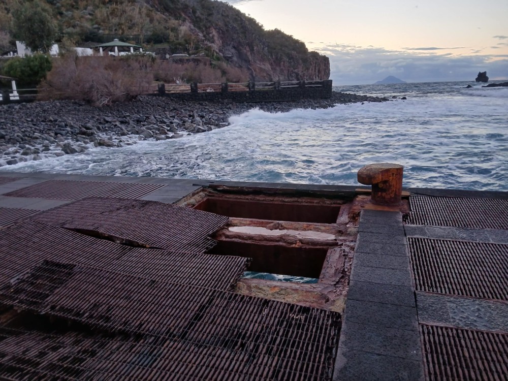 Vulcano, dopo la mareggiata nuovi danni anche nel pontile di ponente ...